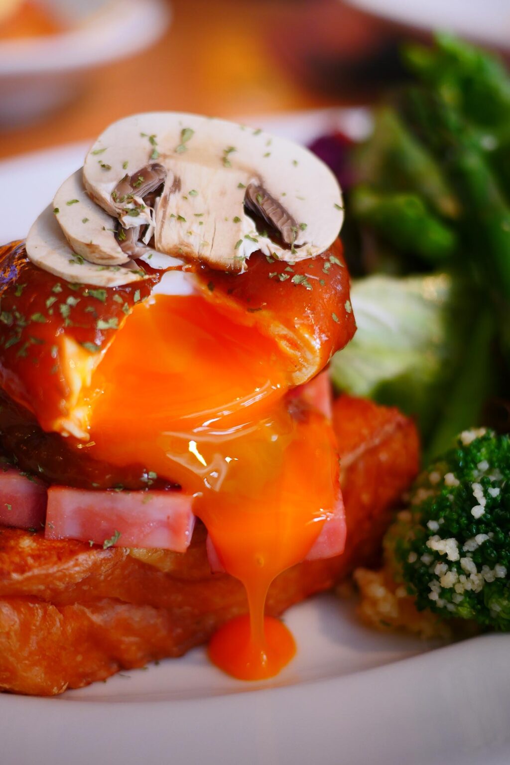 【絶品グルメ】不思議の国のエッグベネディクトをマッシュルームブラウンソースで / THE DODO HOUSE | クドウ秘境メシ