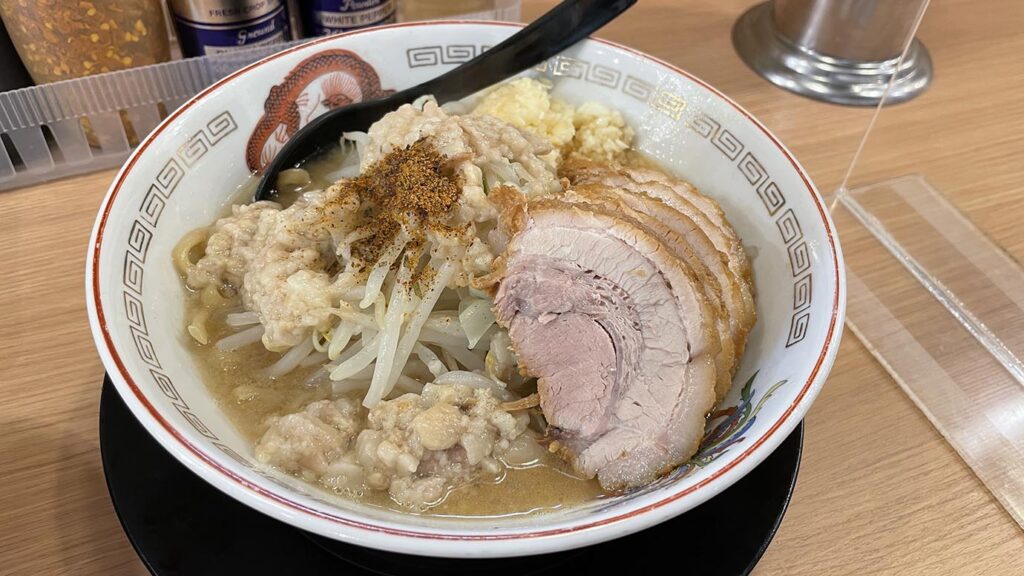 【美肉グルメ】ラーメン豚山でラーメン食うなら豚チャーシューをライスに乗せて食え | クドウ秘境メシ