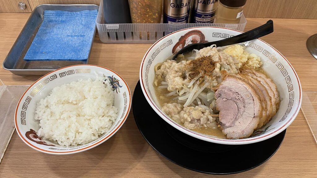 【美肉グルメ】ラーメン豚山でラーメン食うなら豚チャーシューをライスに乗せて食え | クドウ秘境メシ